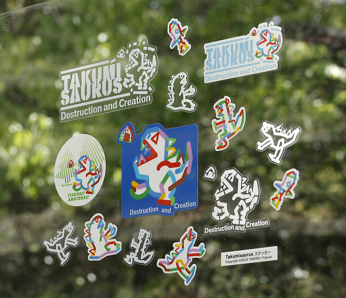 自然の中で映える恐竜ステッカー – TANPRO.